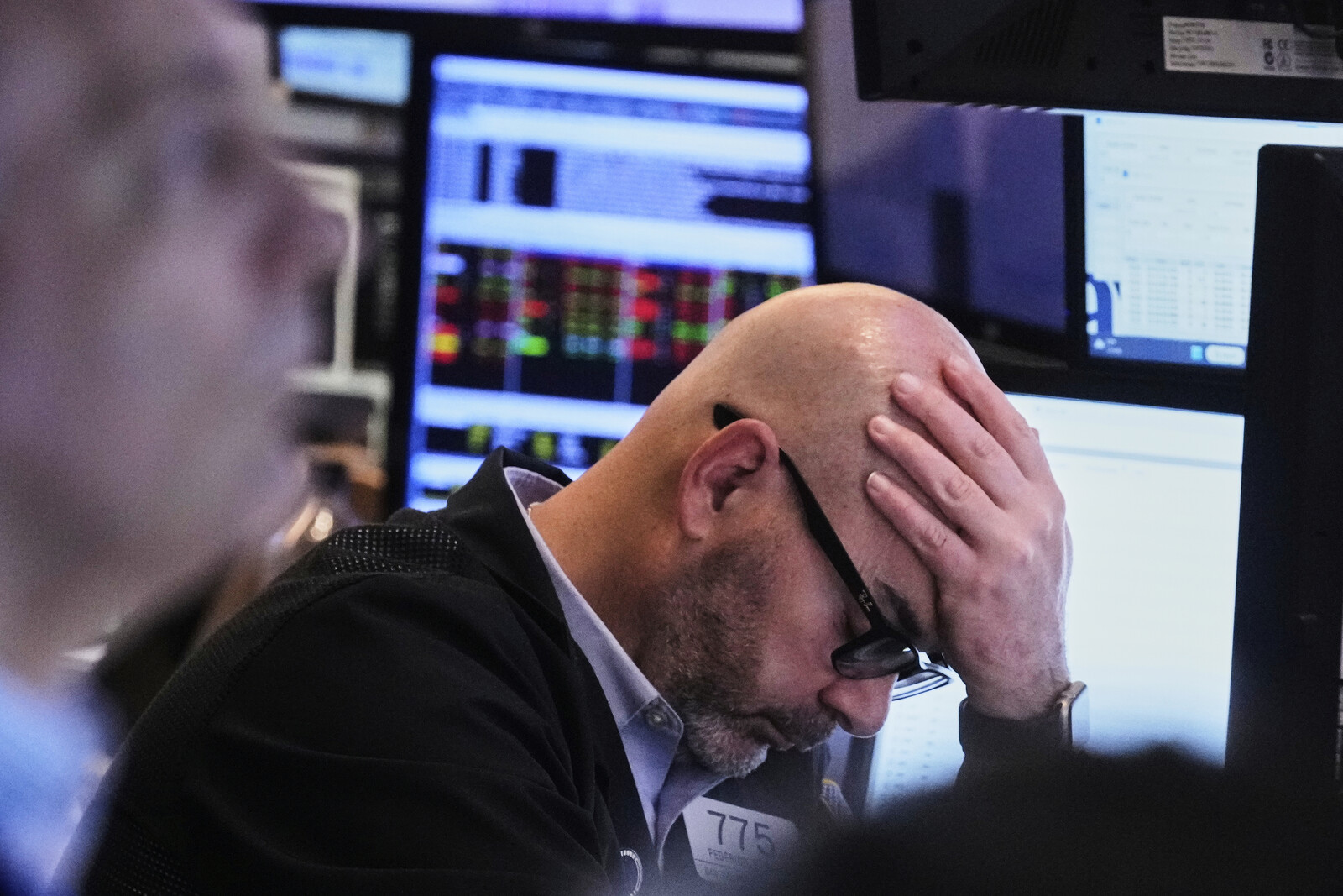 US Stocks and Dollar Tumble as Tech Giants Face Sharp Declines | Sweden ...