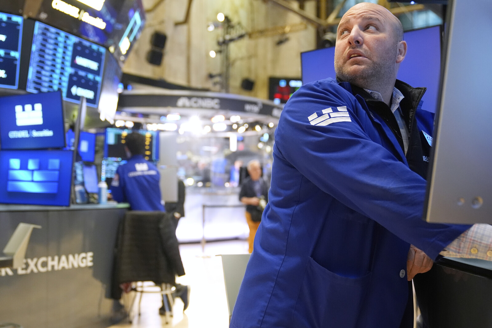 US Stock Market Tumbles as Tariffs Hit Tech Giants | Sweden Herald