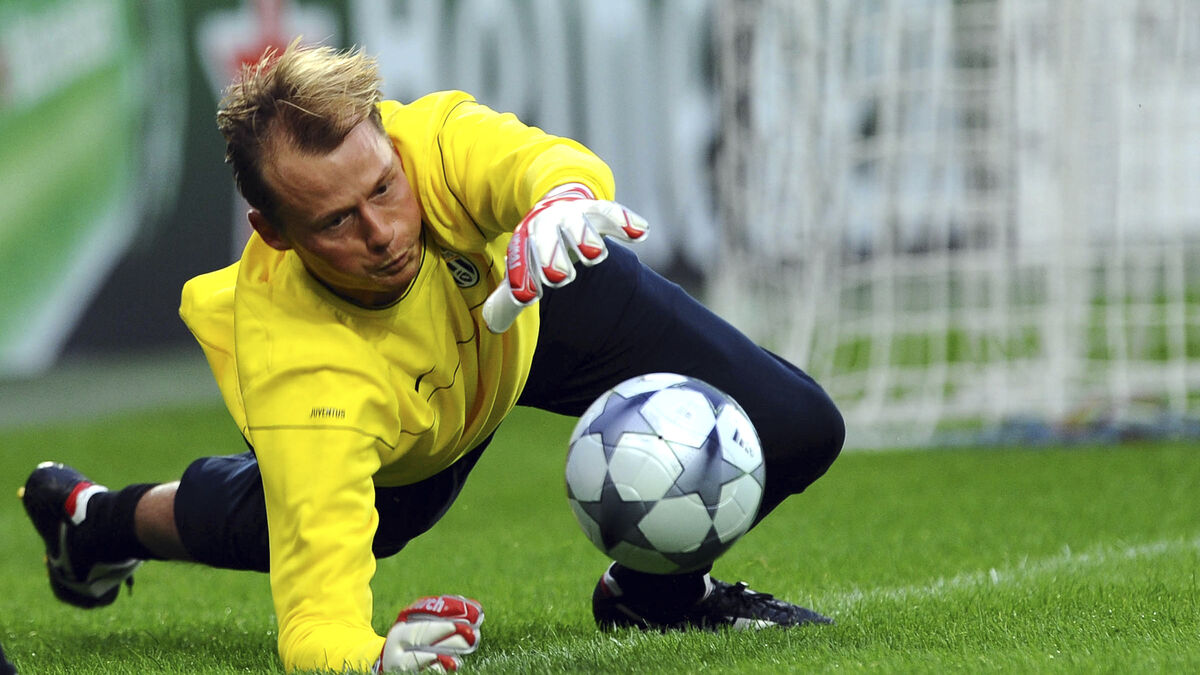 Former Arsenal goalkeeper Alexander Manninger dies in accident | Sweden ...