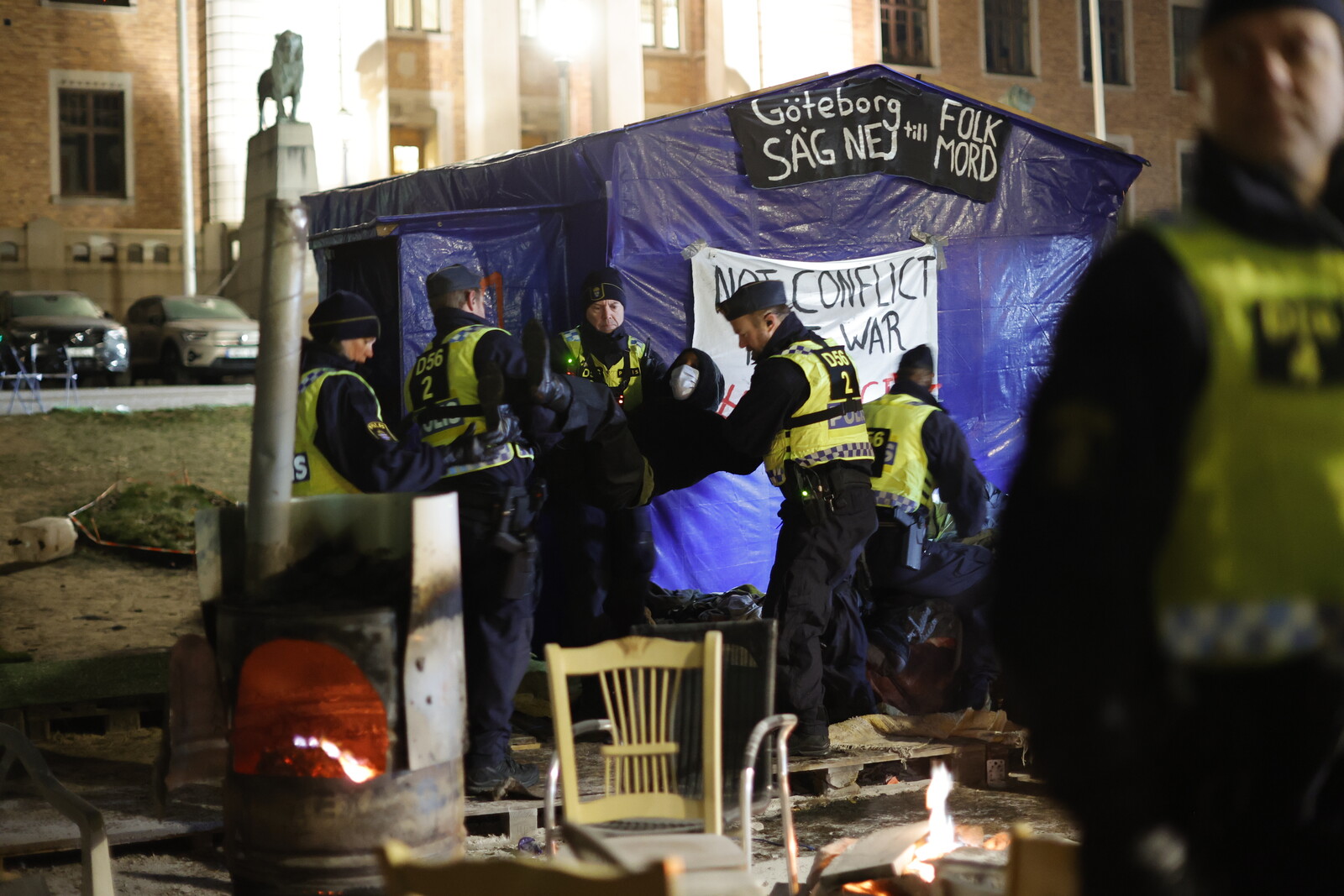Tent Protest Ended – Chained Protesters Cut Loose | Sweden Herald
