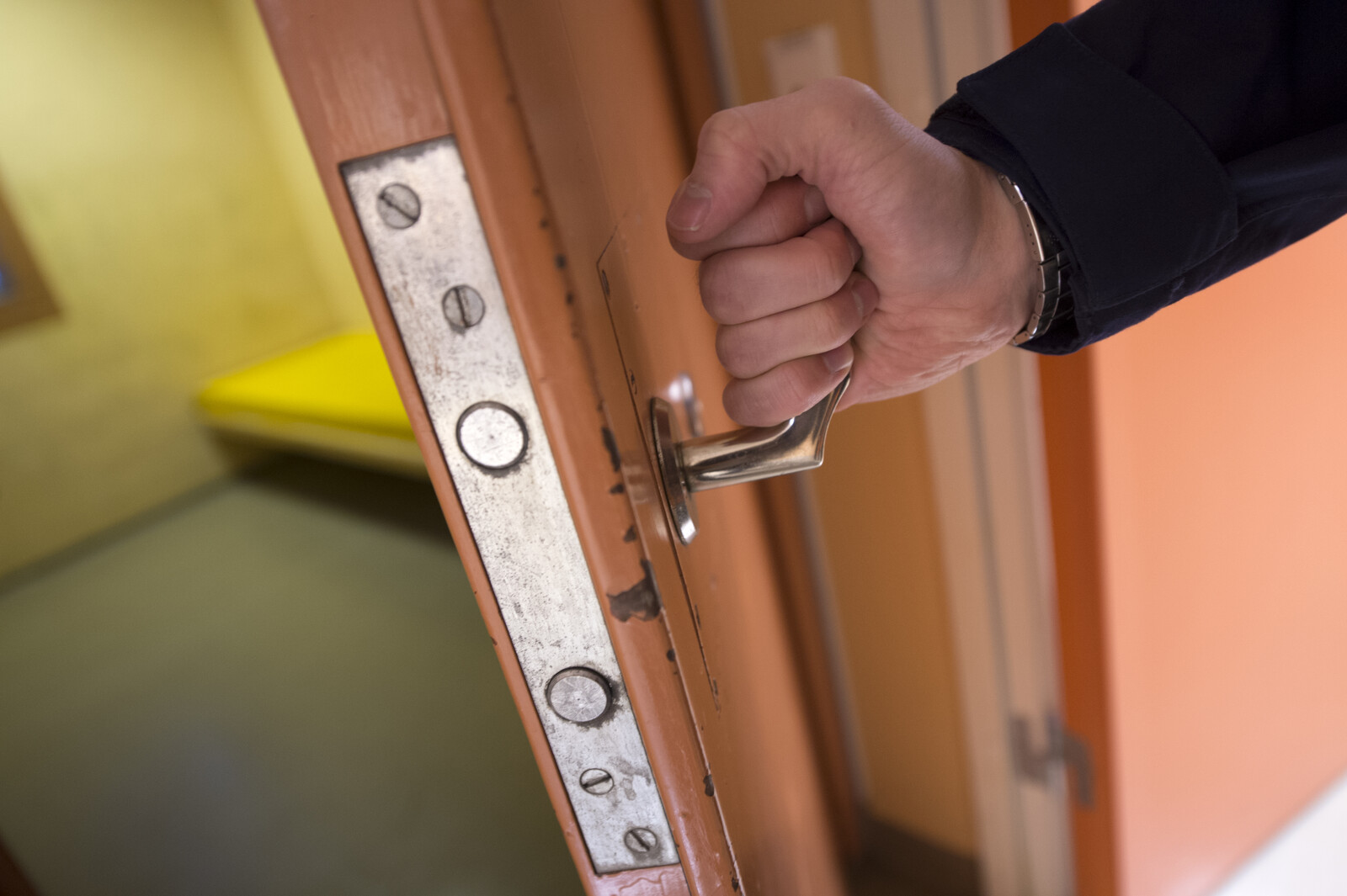 Ombudsman Criticizes Inhumane Conditions in Police Detention Cells ...