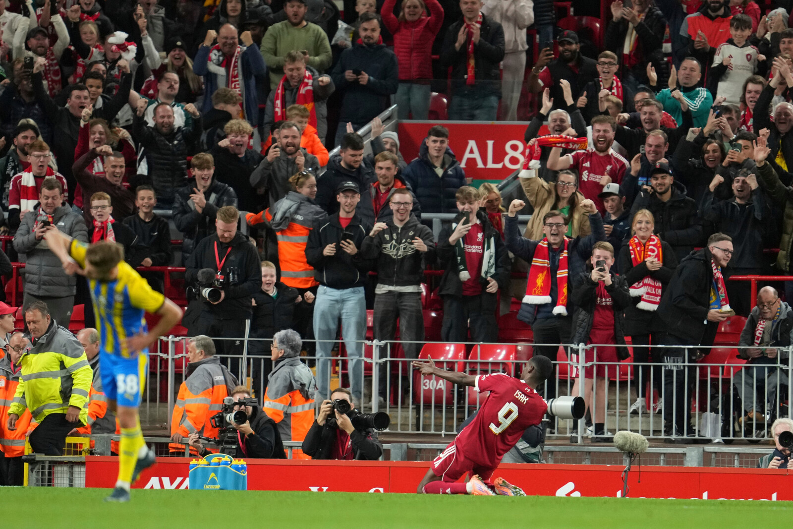 Alexander Isak Scores First Goal for Liverpool in League Cup Win ...
