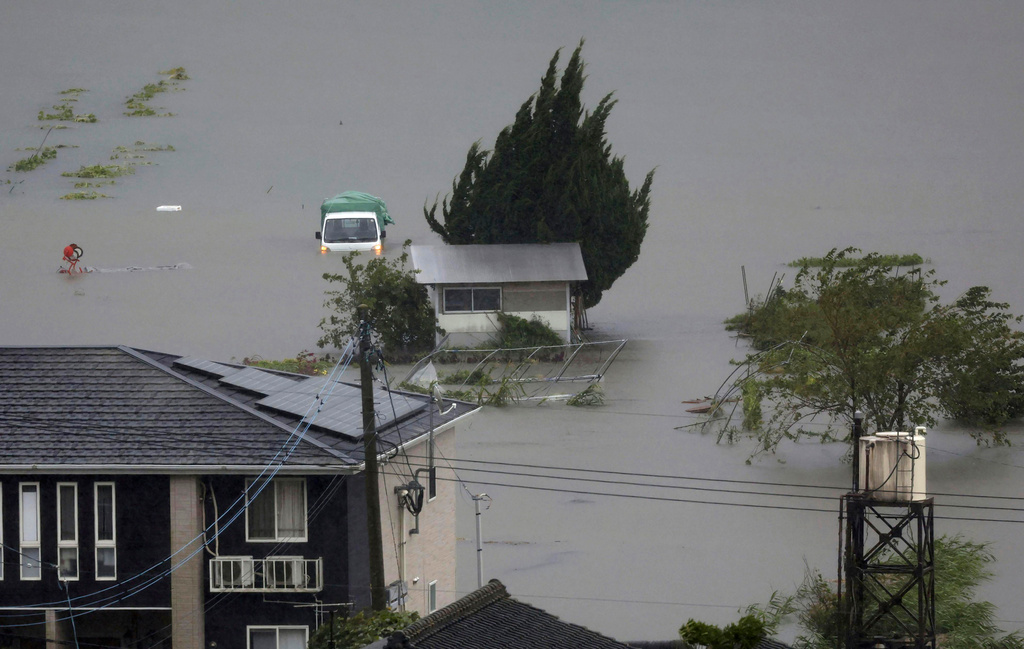 Eighty injured in typhoon – many from shattered glass | Sweden Herald