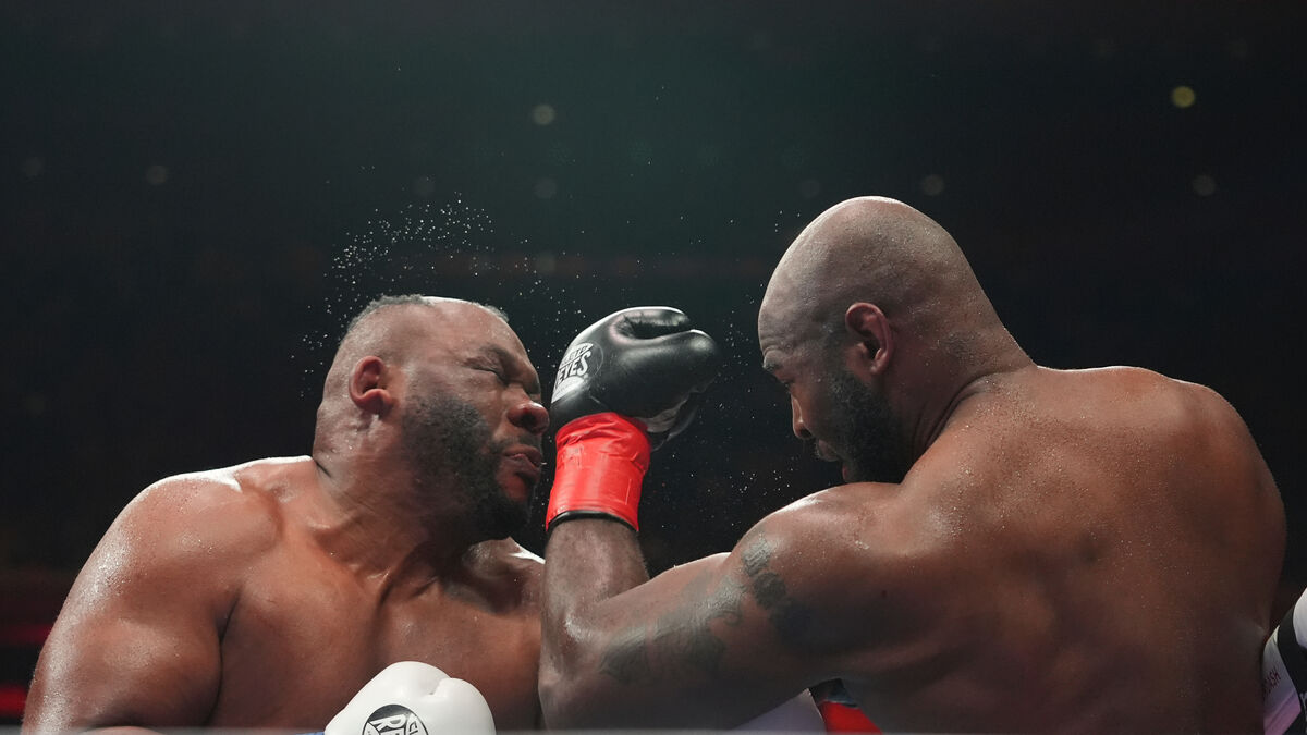 Boxer lost his toupee after a punch in the ring | Sweden Herald