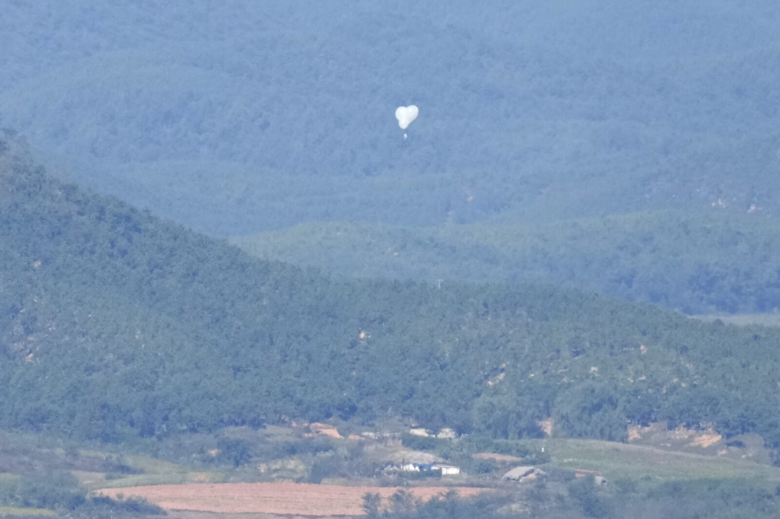 Balloon Trash Hits Presidential Office in Seoul | Sweden Herald
