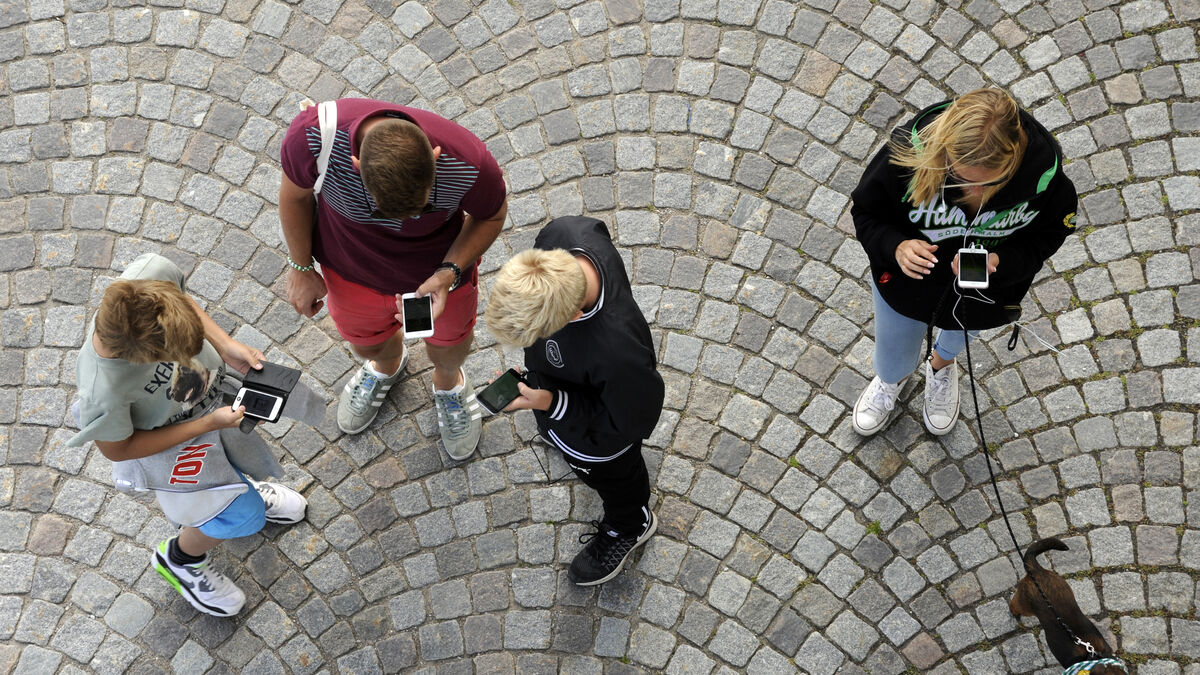 Public Health Agency urges parents to put away cell phones when ...