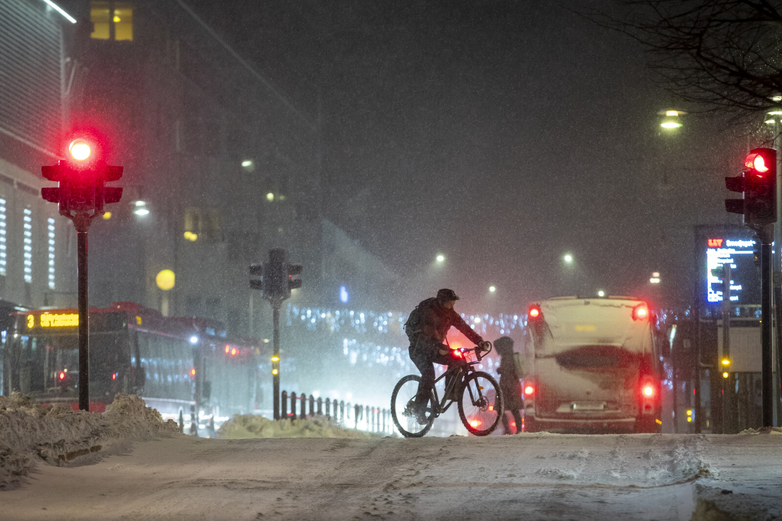 Snow and strong winds – many households without power | Sweden Herald