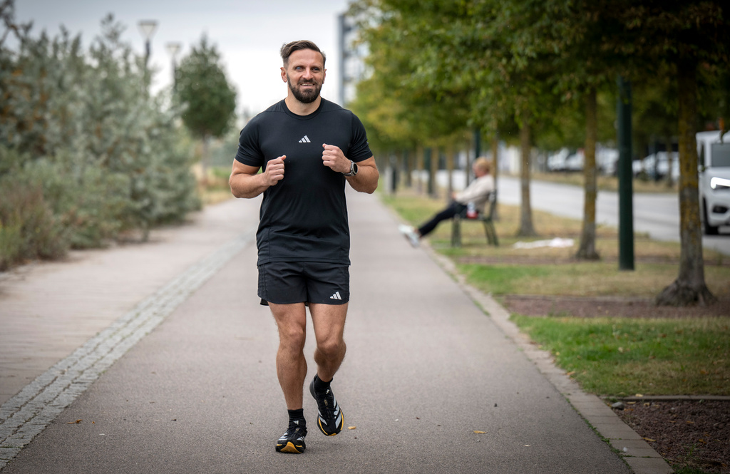 Visually Impaired Sprinter Runs Half-Marathon – with the Help of AI ...