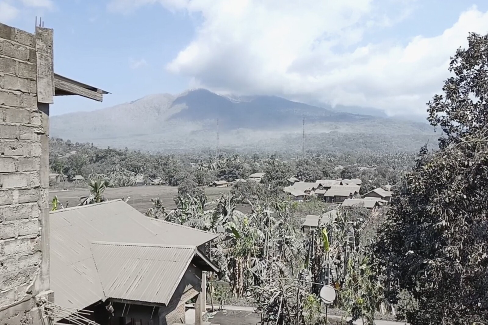 Thousands Evacuated from Volcanic Area | Sweden Herald