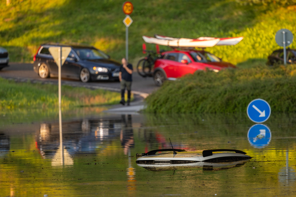 Cars stuck after landslide – road rose up | Sweden Herald