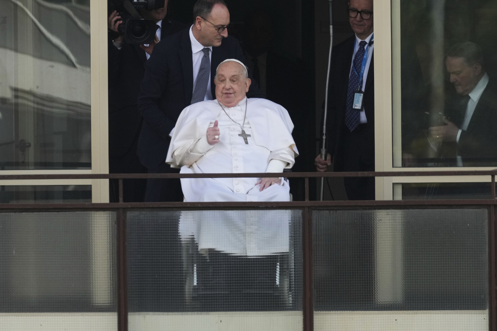 Pope Francis Thanks Supporters in First Appearance After Hospital Stay ...