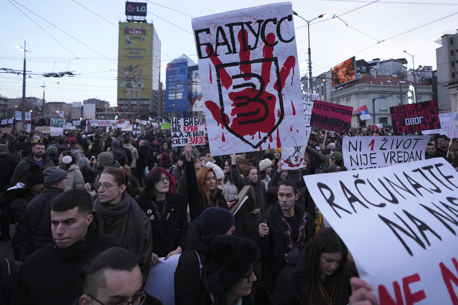 Thousands demonstrate after deadly roof collapse | Sweden Herald