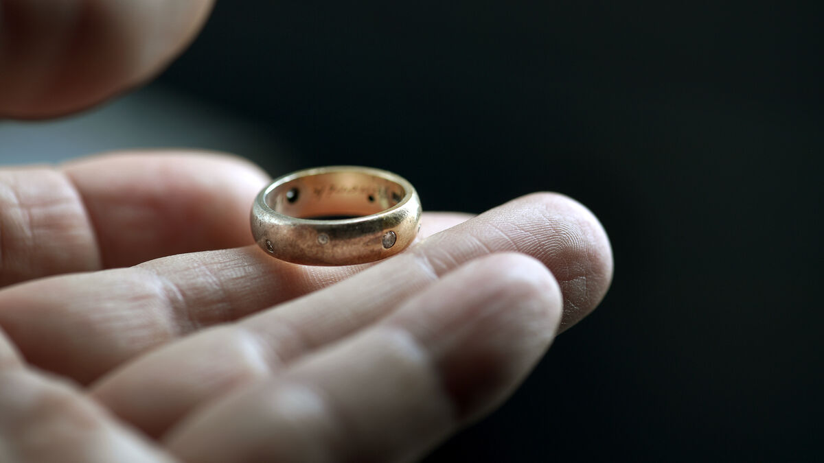 Wedding ring disappeared from police station – employee charged ...