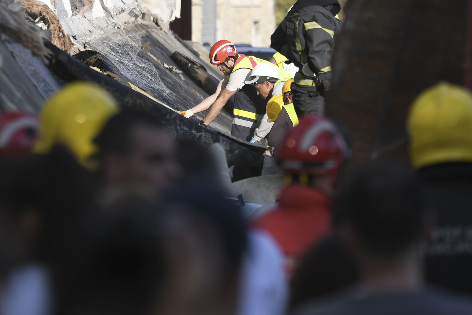 Many died when concrete roof collapsed at train station | Sweden Herald