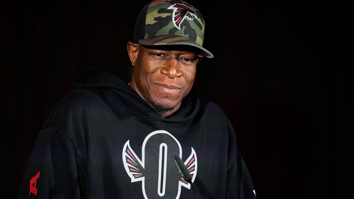 Paying tribute to the icon ahead of the match at Hitler's Olympic ...