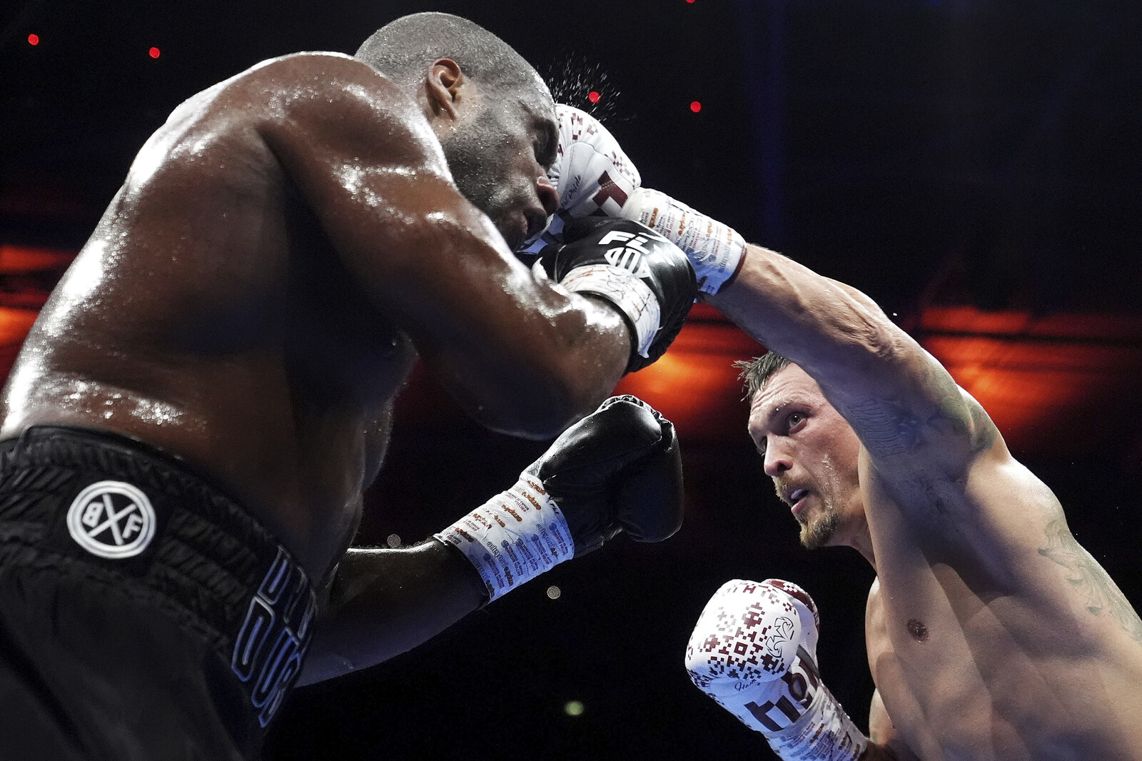 Oleksandr Usyk Regains Undisputed Heavyweight Champion Title | Sweden ...