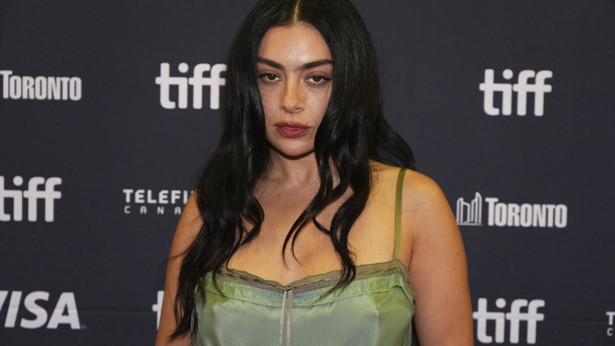 Fans Speculate Taylor Swift Disses Charli XCX in New Album | Sweden Herald