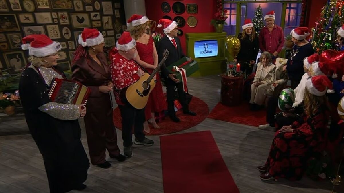 Siw Malmkvist surprised in SVT studio by previous Christmas hosts ...