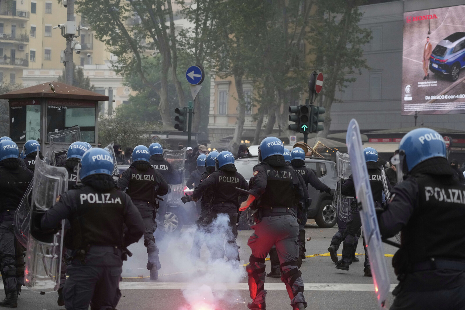 24 Officers Injured in Rome Derby Clashes with Hooligans | Sweden Herald