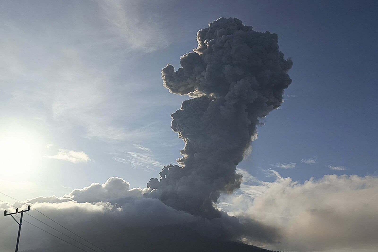 Volcano Erupts Near Bali Sending Ash 1.2 km Into the Air | Sweden Herald