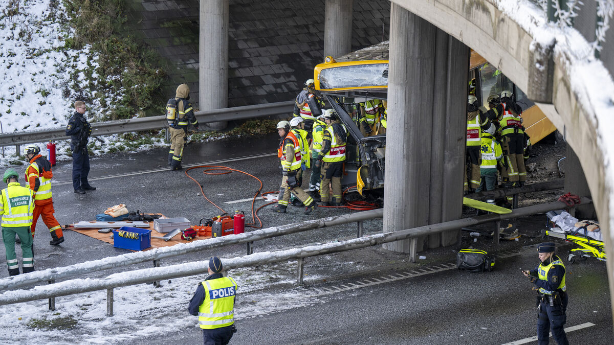 Four to hospital after bus accident – long queues | Sweden Herald