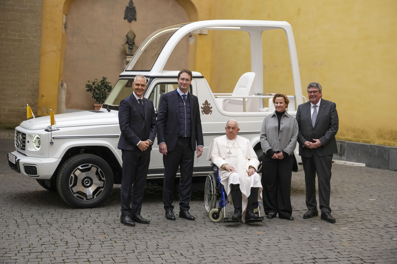 The Pope becomes environmentally friendly – with a new papal car ...