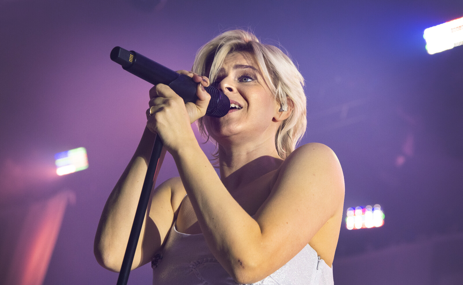 Robyn accompanied by rock icon on stage | Sweden Herald