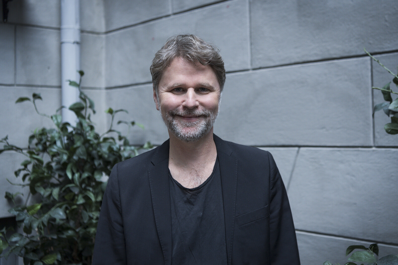 Damn Guys Takes the Stage: Shanti Roney Stars in Stockholm Monologue ...