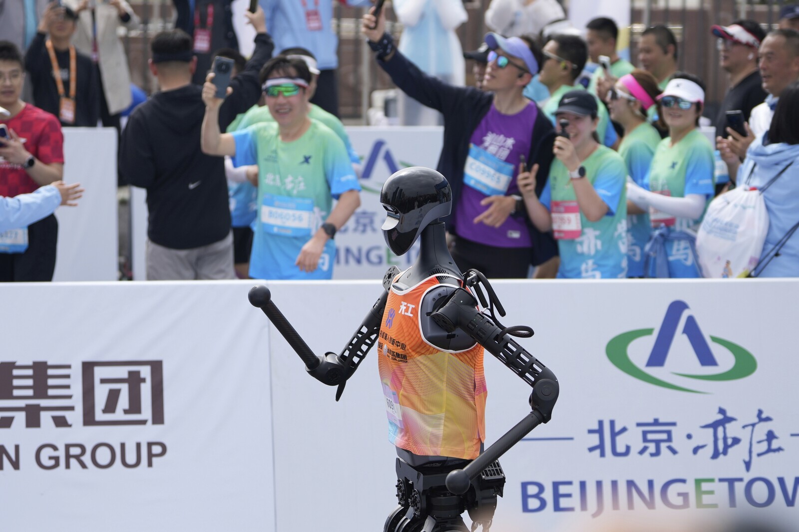 Robots Struggle in First Human vs. Machine Half-Marathon in Beijing ...