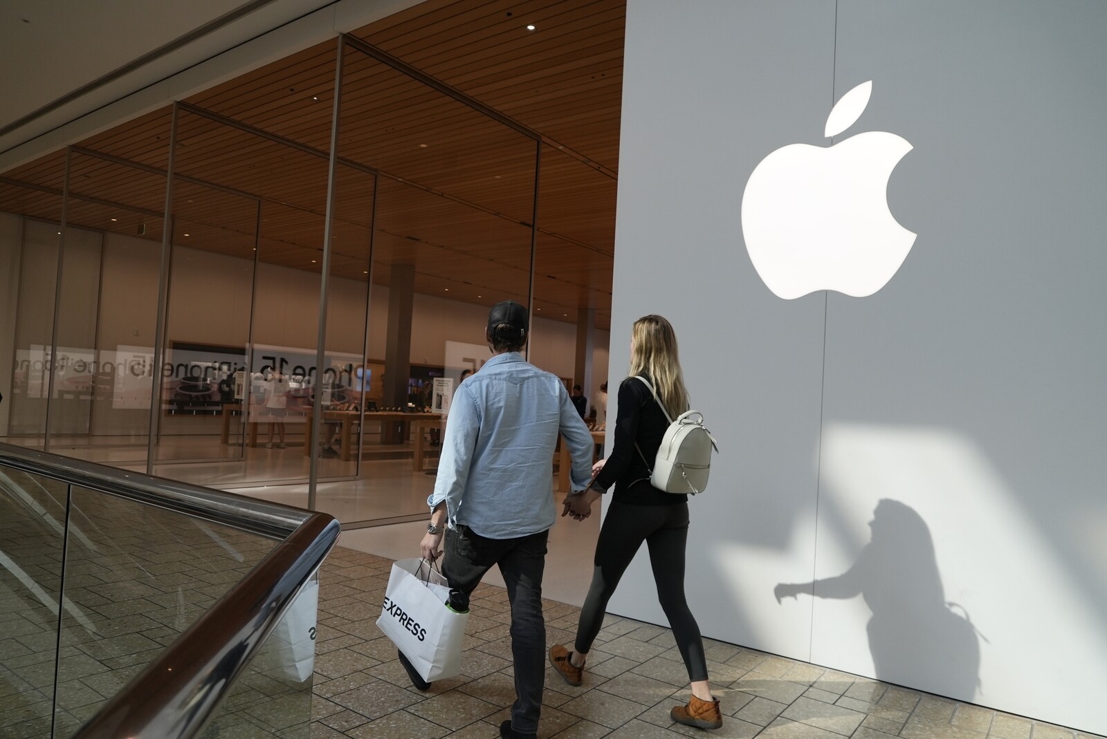 EU Fines Apple and Meta, Sparking Potential Trade Tensions with Trump ...