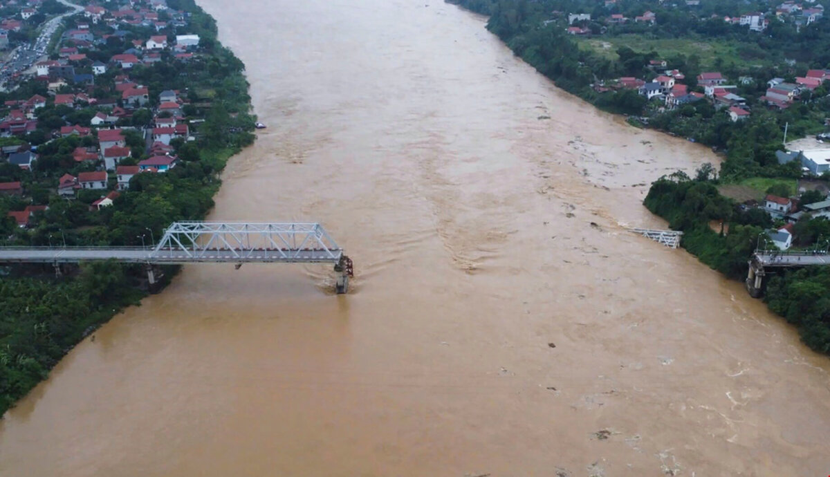 Chaos after the typhoon: Bus swept away – bridge collapsed | Sweden Herald