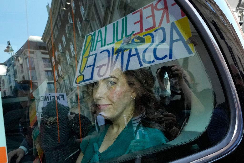 Assange's Wife: The Children Still Know Nothing | Sweden Herald