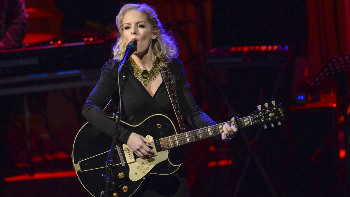 Sofia Karlsson receives the Fred Åkerström scholarship | Sweden Herald