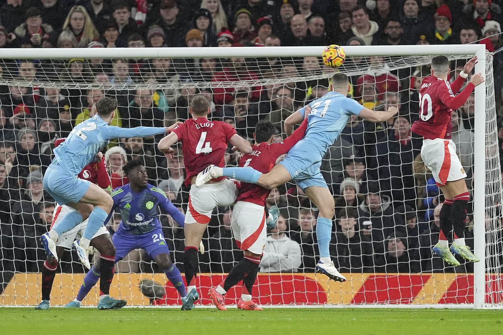New United defeat after double goalkeeper blunders | Sweden Herald