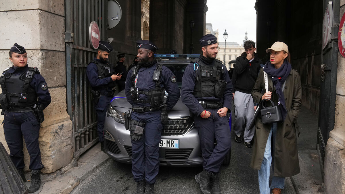 Louvre Heist Sparks Urgent Hunt for Stolen Priceless Artifacts | Sweden ...