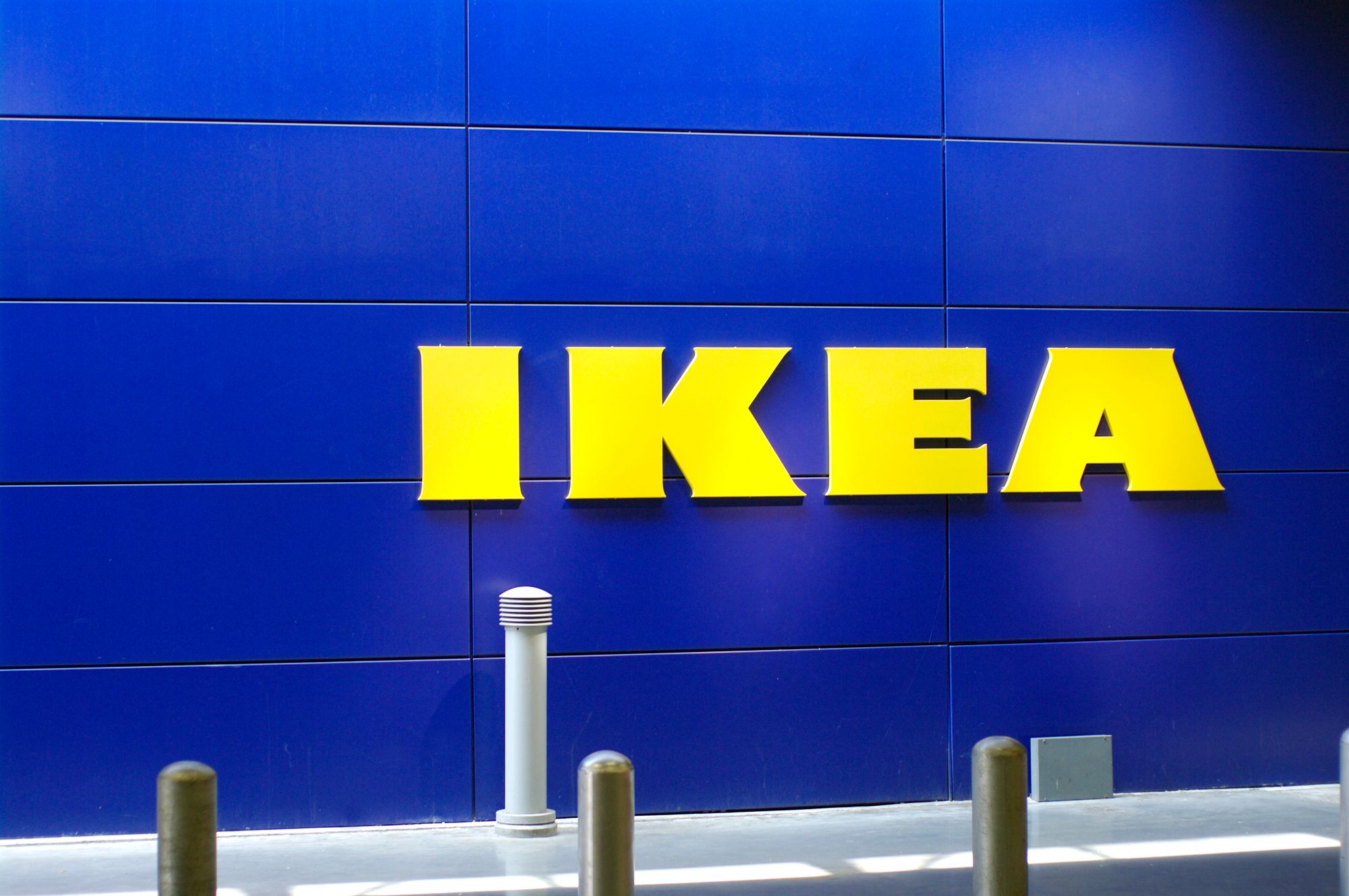 Blue and yellow IKEA continues to grow in the US - buys a large ...